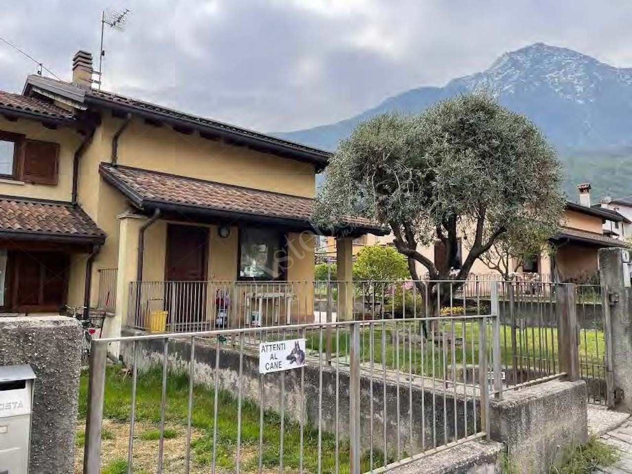 Villetta a schiera di 122 mq su tre piani con box doppio in Colico ...