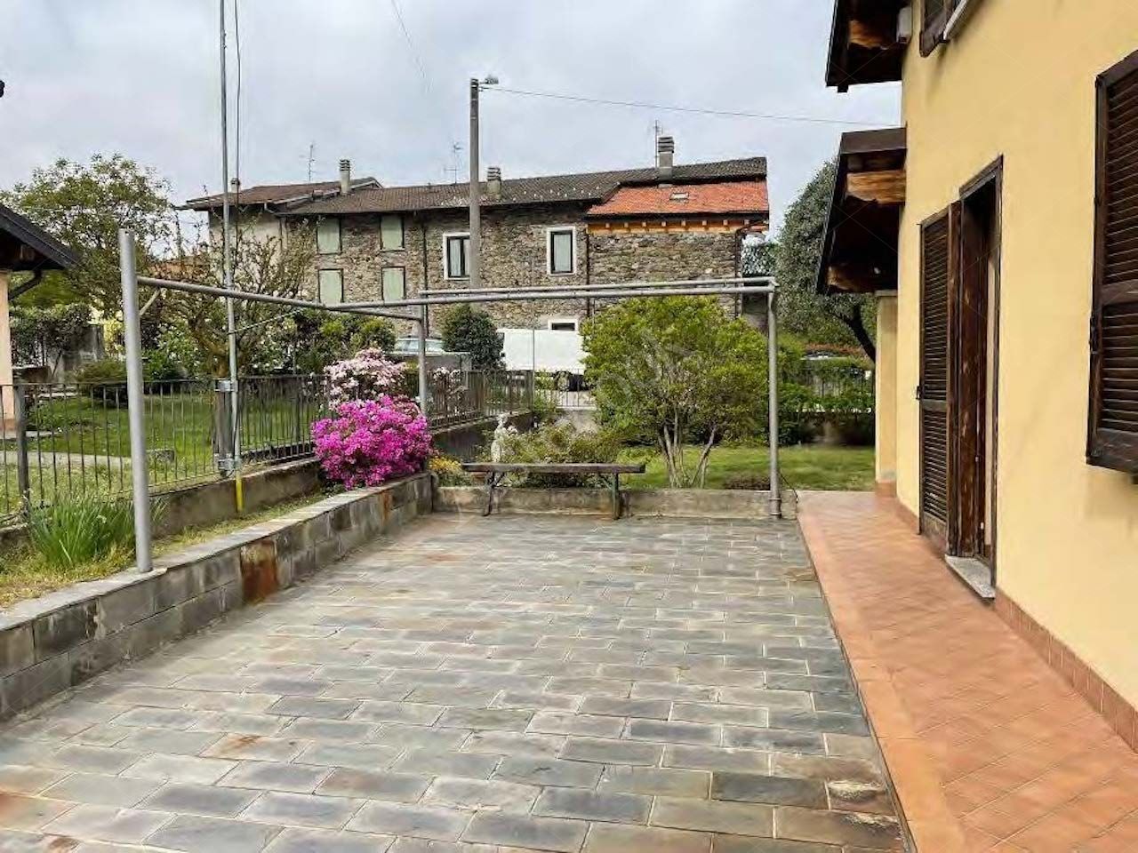 Villetta a schiera di 122 mq su tre piani con box doppio in Colico ...