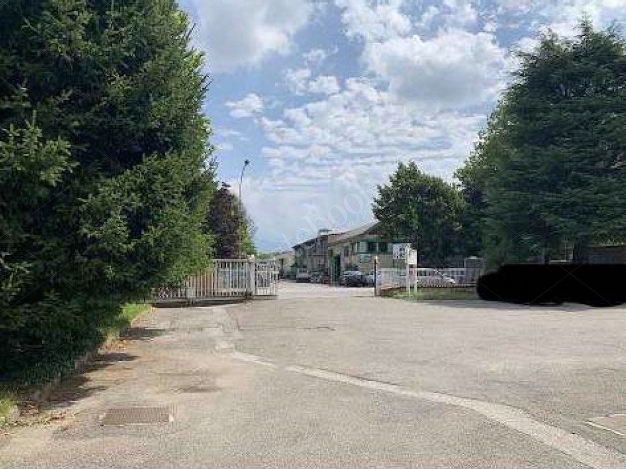 Capannone industriale con annesse unità ad uso abitativo in Sirone ...